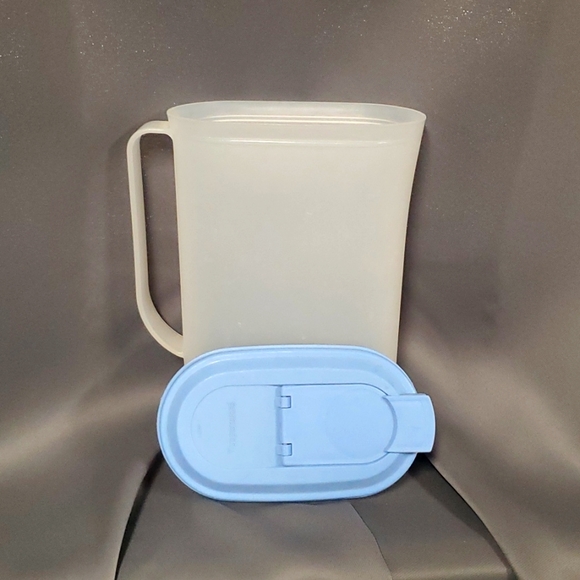 Tupperware | Dining | Tupperware 2 Quart Slim Pitcher With Blue Lid ...